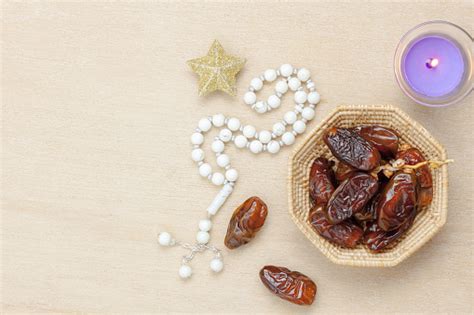 테이블 장식 라마단 카림 휴일 백그라운드의 상위 뷰 공중 이미지 화이트 묵 주 아로마 촛불 나무 바구니에 평면 위치 날짜입니다 소박한 사무실 책상에 나무에 필수 개체 스타