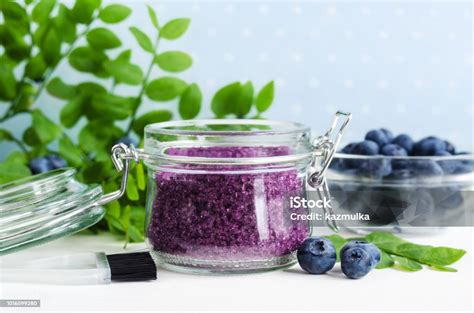 수 제 블루베리 얼굴과 바디 설탕 스크럽 목욕 소금 유리 항아리에 담가 발 천연 스킨 케어에 대 한의 Diy 화장품 공간에 복사 합니다 0명에 대한 스톡 사진 및 기타