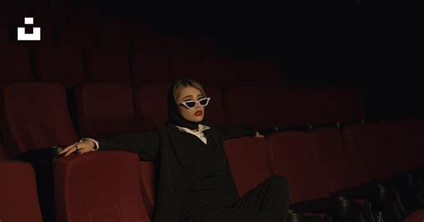 검은 양복을 입고 선글라스를 낀 여성이 빨간 의자에 앉아 있다 사진 Unsplash의 무료 초상 이미지