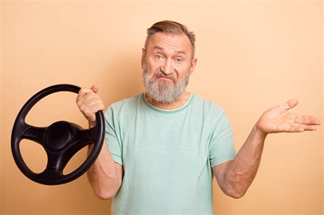 실망한 남자의 사진 유행 옷 어깨를 으쓱 차량 수리 서비스 베이지 색 배경에 고립 60 64세에 대한 스톡 사진 및 기타 이미지 60 64세 T 셔츠 광고 Istock