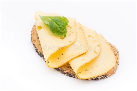 Rebanadas Del Queso En El Pan Fondo Blanco Imagen De Archivo Imagen