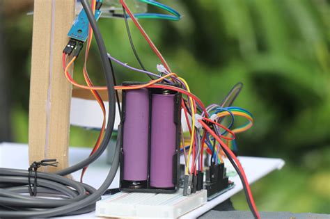 많은 점퍼 와이어는 건물 전자 프로젝트를 위한 배터리 및 센서 모듈과 함께 브레드 기판 및 컨트롤러에 연결됩니다 0명에 대한 스톡 사진 및 기타 이미지 Istock