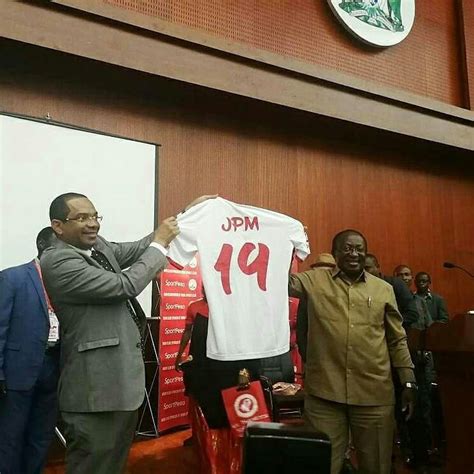 SIMBA YAMKABIDHI RAIS MAGUFULI ZAWADI YA JEZI NAMBA 19 SALEH JEMBE