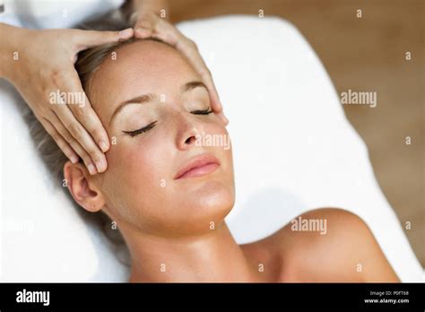 Jeune Femme Blonde Recevant Un Massage De La Tête Dans Un Centre De Spa