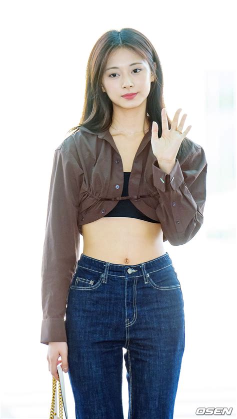 [사진]트와이스 쯔위 아름다운 복근 뽐내며 Osen