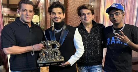 बिग बॉस 17 के विजेता बने मुनव्वर फारूकी सलमान खान और ट्रॉफी के साथ