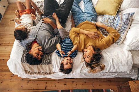 Draufsicht Auf Eine Glückliche Familie Die Zu Hause Auf Dem Bett Liegt