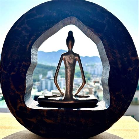 Soo Jeong 지난 주 만나 뵌 한 분께서 선물을 내미셨다 집에 가지고 있던 것 중에 하나 들고 나오셨다고 하는데 이게 딱 수정이꺼지 하시면서 건네주셨다