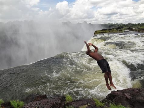 La Pileta Del Diablo A Pocos Centímetros Del Abismo Más Profundo