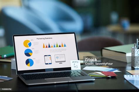 재무 다이어그램 및 일러스트 레이 션 그룹이있는 랩톱 화면 0명에 대한 스톡 사진 및 기타 이미지 0명 계획 고정됨 Istock