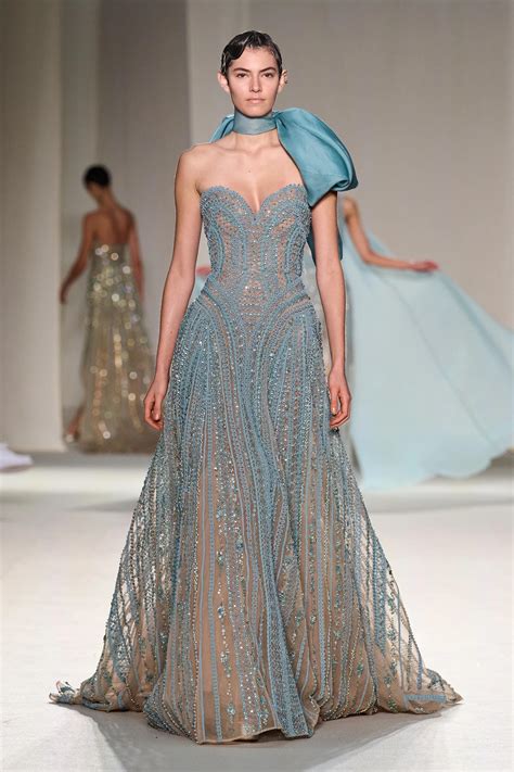 Alexander Mcqueen Peacock Dress 2008 598x605 Rfashionporn