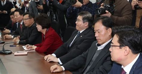 대표 발언 듣는 새누리당 초선 의원들
