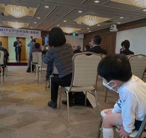 神谷竜介俯旗軒 on Twitter 昨日はアジア太平洋賞の授賞式にお邪魔お父さんのスピーチをこっそり覗くジュニア涼しげな目元がお