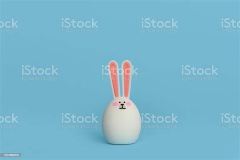 파란색 배경에 고립 된 분홍색 귀가있는 흰색 토끼 공간을 복사합니다 0명에 대한 스톡 사진 및 기타 이미지 0명 귀 부분 다중 색상 Istock