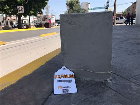 Ciudadano coloca etiquetas en bolardos de Torreón a manera de