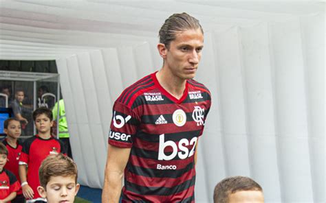 Jorge Jesus elogia características de Filipe Luís mas cobra nova