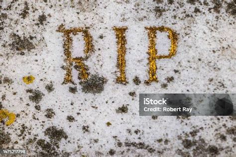 Rip 복사 공간이 있는 오래된 대리석 묘비에 새겨진 글자 0명에 대한 스톡 사진 및 기타 이미지 0명 고대의 고인의