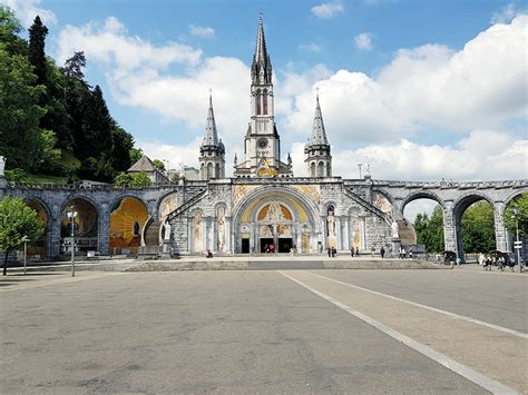 Lourdes a cidade do Santuário de Nossa Senhora de Lourdes França