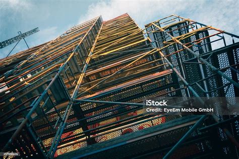 하늘에 대항하여 벽화가 그려진 건물 앞의 비계의 극단적 인 낮은 각도보기 0명에 대한 스톡 사진 및 기타 이미지 0명