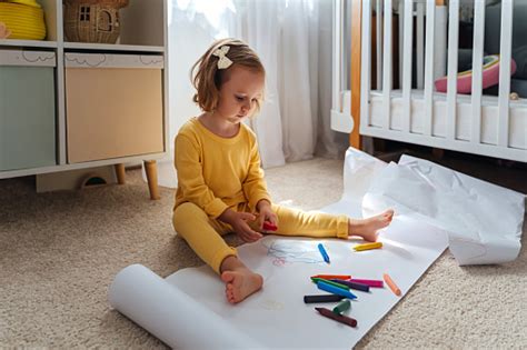 어린 소녀가 키즈 룸의 종이에 바닥에 그림을 그립니다 현대 보육원에서 아기와 유아를위한 교육 게임 초기 개발 2 3 살에 대한 스톡 사진 및 기타 이미지 Istock