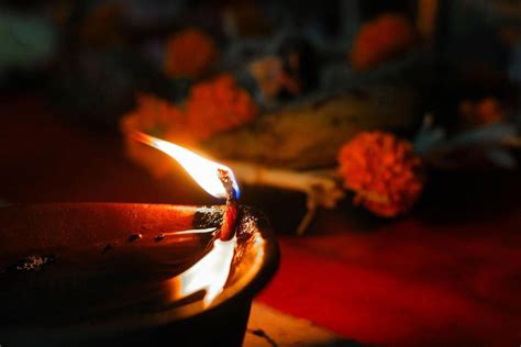 घरात तेल तुपाचा दिवा लावताना या गोष्टीत चुकू नका नियम आणि धार्मिक महत्त्व