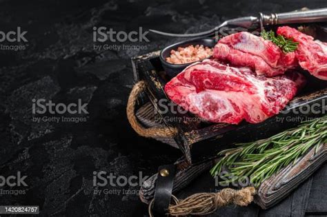 생 유기농 쇠고기 짧은 갈비뼈 허브로 나무 쟁반에서 요리 할 준비가되었습니다 검은 배경 상단 보기 공간 복사 0명에 대한 스톡