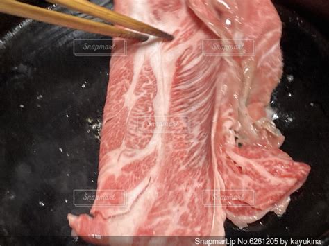 肉を焼くの写真画像素材 Snapmartスナップマート