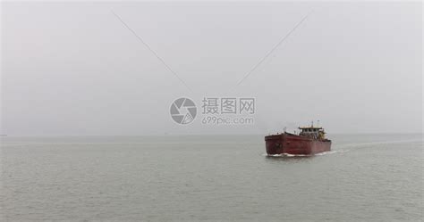 在vietnam的哈龙湾海上油轮高清图片下载 正版图片303543143 摄图网