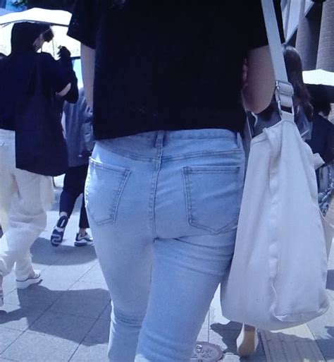 長身美人お姉さんがタイトデニム履いて美巨尻密着させて歩く姿がイヤらしい めっちゃリアル