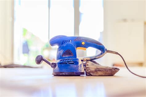 집에서 개조 나무 마루 바닥을 상쾌하게 하고 연마하기위한 샌드 도구 가정 생활에 대한 스톡 사진 및 기타 이미지 가정 생활 건설 산업 건설업자 Istock