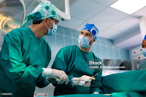 수술실에서 환자에게 수술을 하는 외과 의사 팀 2명에 대한 스톡 사진 및 기타 이미지 2명 간호사 건강 진단 Istock