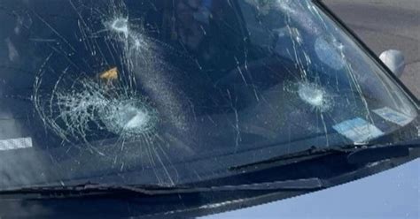 汽車違停人行道 屋主疑不滿被擋道停就砸車洩憤 Peekme