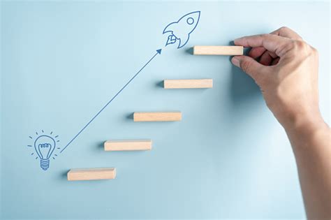 로켓 발사 아이콘으로 성공적인 사업으로 가는 아이디어 사다리 목표와 성공 달성 개념에 대한 빠른 시작 비즈니스 사다리에 대한 스톡 사진 및 기타 이미지 Istock