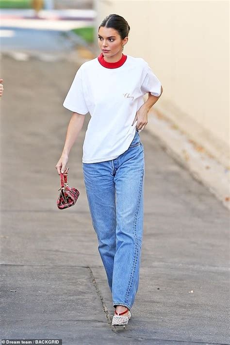 Z Investigates How To Style An Oversized T Shirt Like A Celeb — Zeitgeist