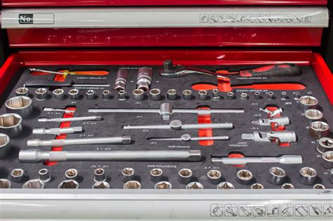 수리용 손 도구 세트입니다 자동차를 수리하거나 자동차 예비 부품 자동차 부품을 교체하기 위해 상자에 많은 렌치 및 도구 클로즈업 서랍에 대한 스톡 사진 및 기타 이미지