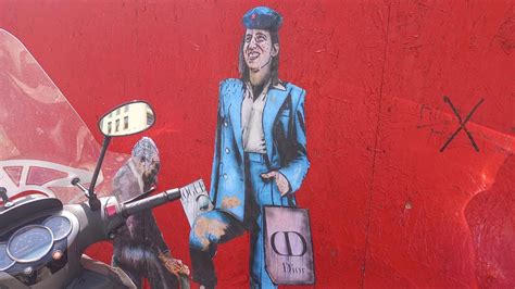 Elly Schlein Il Murales A Bologna Basco Griffes E In Mano La Copertina Di Vogue