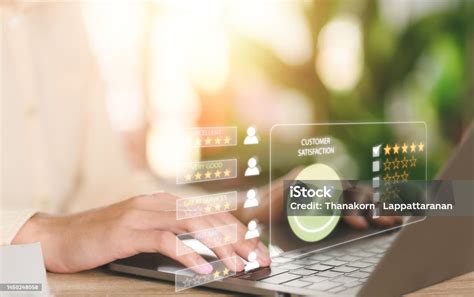 남성 소비자는 평가를 표명하고 만족도를 평가했습니다 서비스 및 제품에 대한 고객 경험 설문조사 개념과 고객 참여 서비스 품질 평가 개선에 대한 스톡 사진 및 기타 이미지