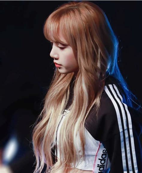 10 Potret Side Profile Lisa Blackpink