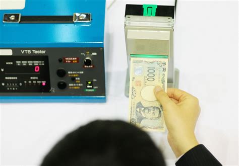 日銀が新紙幣の読み取りテスト 世界初の「3dホログラム」 写真特集15 毎日新聞