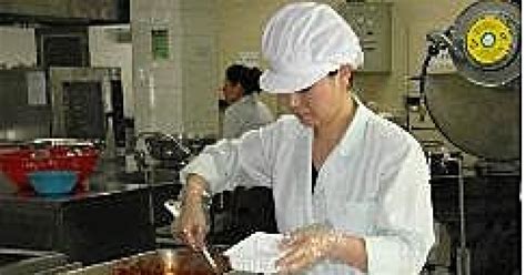 구내식당 음식 나눠갖고 기부금내는 사랑은 음식을 타고