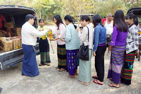 ဌာနဆိုင်ရာဝန်ထမ်းများအား စားသုံးဆီများ လှည့်လည်ရောင်းချပေး Information And Public Relations