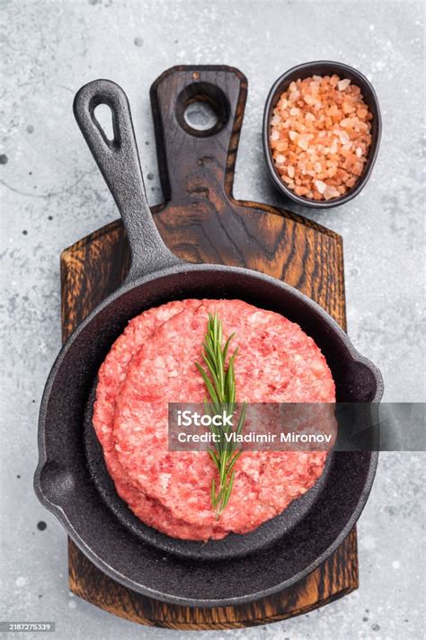 요리 준비 완료 생 쇠고기 고기 패티 팬에 허브를 곁들인 커틀릿 회색 배경입니다 상의 View 0명에 대한 스톡 사진 및 기타 이미지 Istock