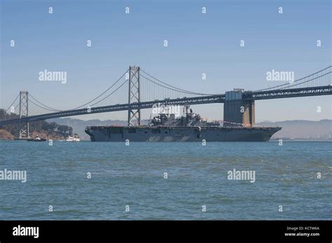 Wasp Class Amphibious Assault Ship Uss Essex Lhd 2 Transits Under The