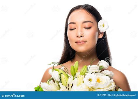 Asiatische Airbrush Nackte Menschen Mit Den Blumen Und Geschlossenen Augen Isoliert Auf Weiß