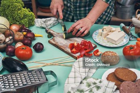 비건 꼬치와 비건 버거 패티와 야채를 바베큐 그릴에 준비 비거니즘에 대한 스톡 사진 및 기타 이미지 비거니즘 식품 상태