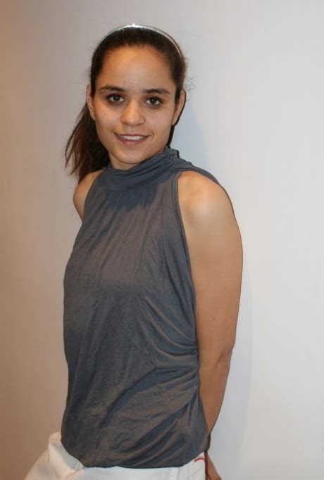インド人おひとりさま女子が家でひとりぼっちで小ぶりなおっぱいを解禁 NakedPics