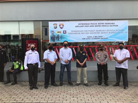 Ditbinmas Polda Kepri Bersama Abujapi APSI Gelar Pembagian Paket Sembako Kepada Satpam