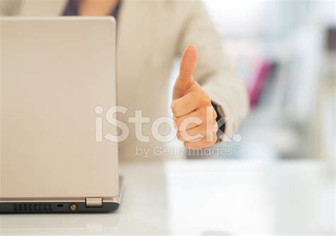 엄지손가락을 보여주는 노트북 비즈니스 우먼에 근접 촬영 스톡 사진 Freeimages