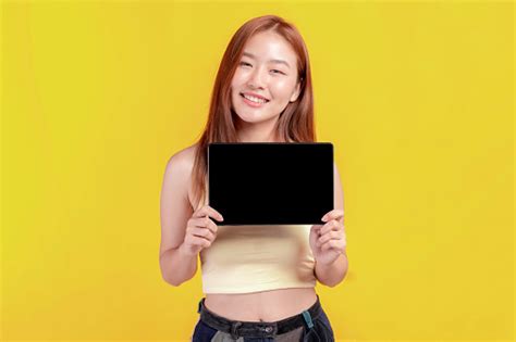 스마트 폰 빈 화면 검은 화면 노란색 배경에 고립 된 광고 배너에 대한 빈 복사 공간 태블릿 전화 컴퓨터를 보여주는 아름다운