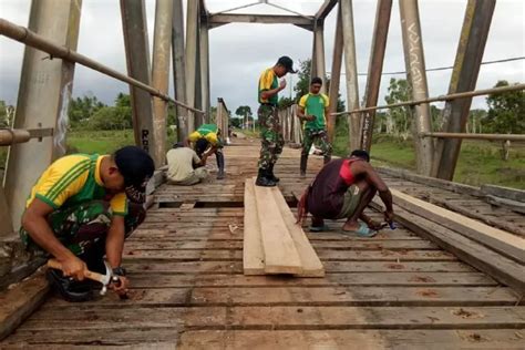Warga Kampung Toray Perbaiki Jembatan Bersama Satga Yonif MR 411
